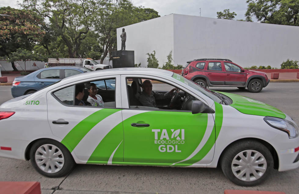 Taxista obtiene permiso y opera vehículo ecológico con gas natural ...