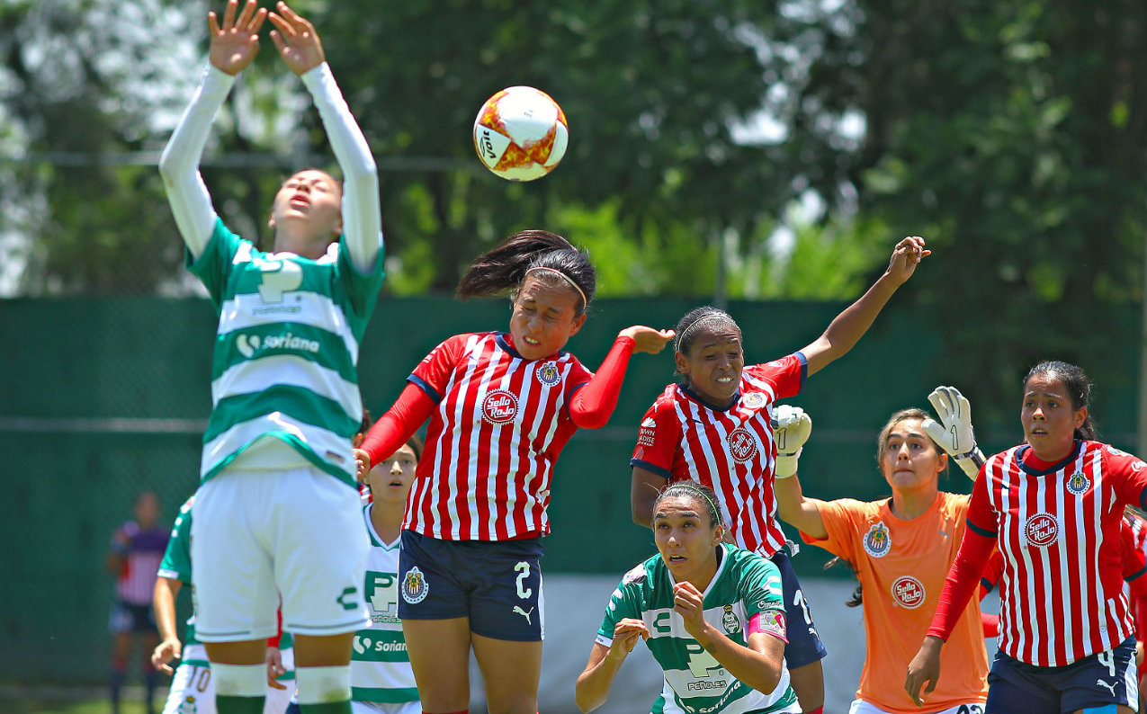 Cabecear en el futbol es más riesgoso para las mujeres, segun estudio ...