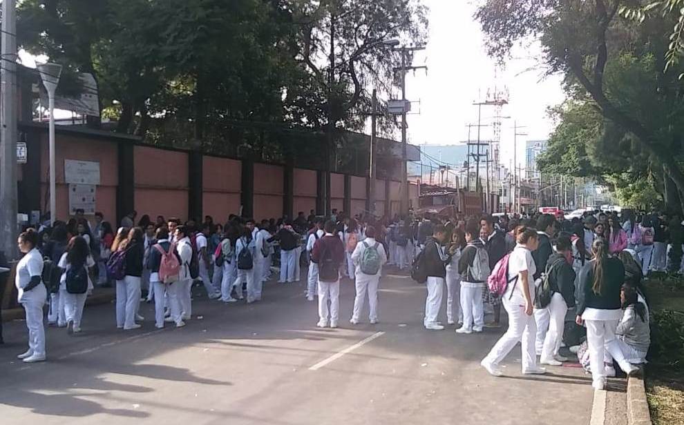 Alumnos de CETIS 76 cierran Calzada de La Viga; piden renuncia de ...