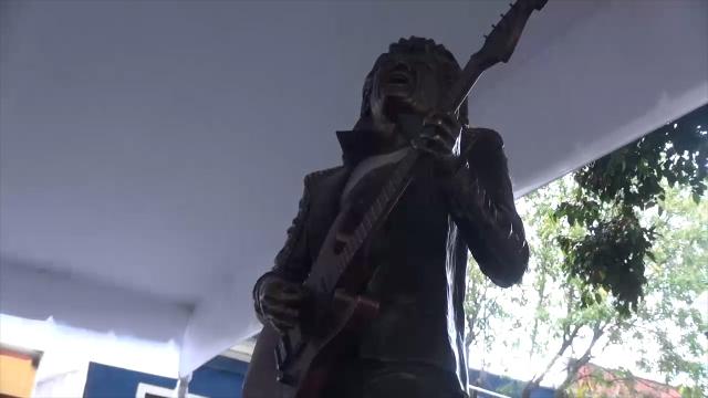 Develan estatua de Alex Lora en corredor artístico de Puebla - Grupo ...