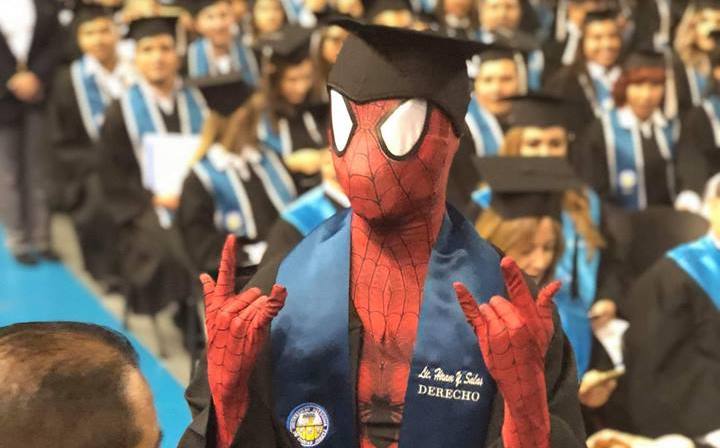 Este joven cumplió su sueño al graduarse disfrazado de Spider-Man ...