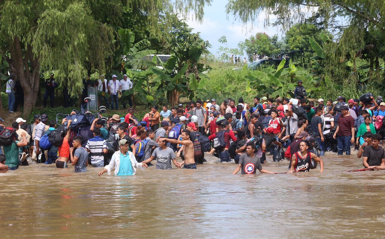 FOTOS: Migrantes cruzan por río Suchiate... Policía Federal los espera ...