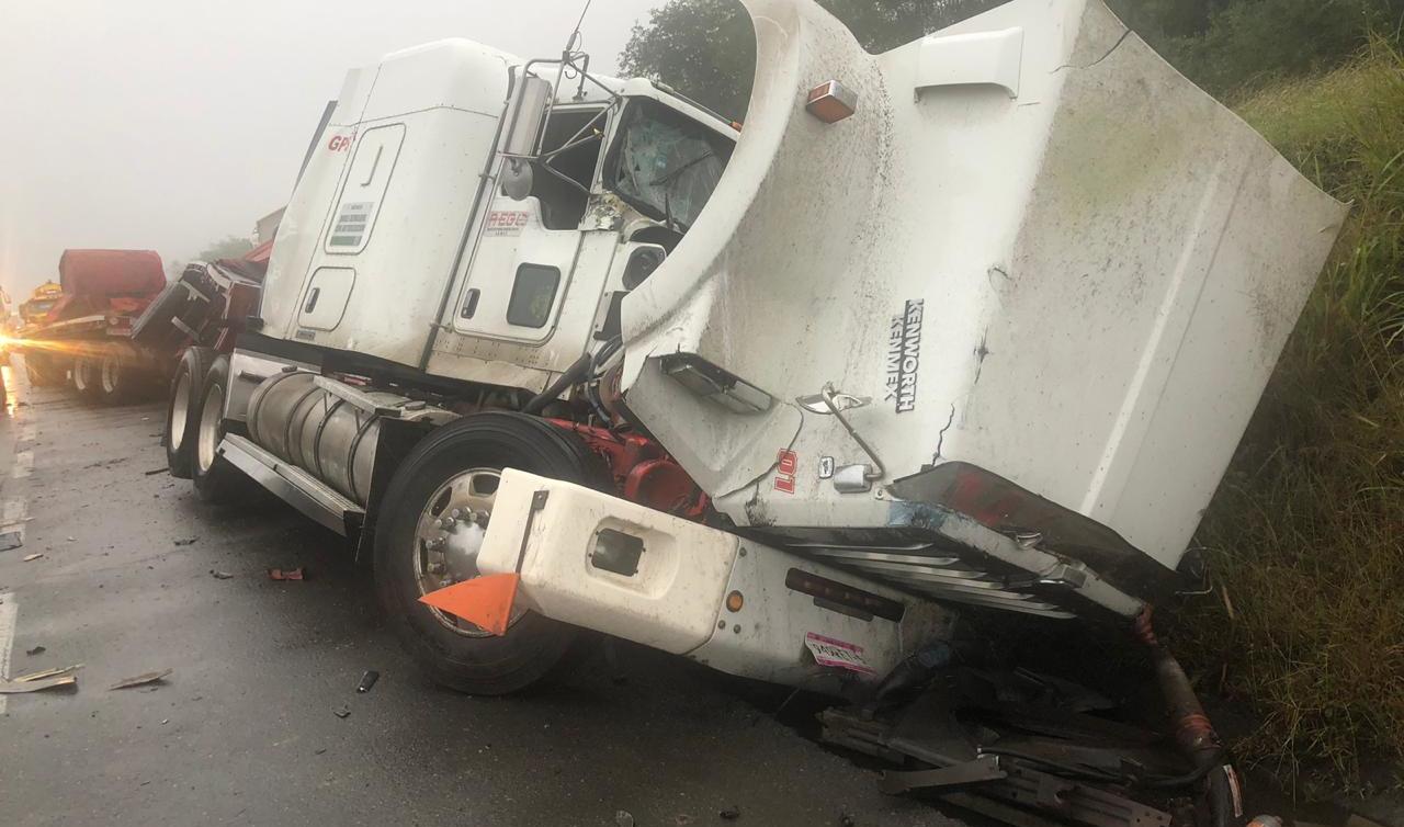 Tres muertos, el saldo de un choque entre trailers - Grupo Milenio
