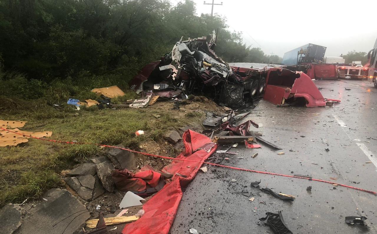 Tres muertos, el saldo de un choque entre trailers- Grupo Milenio