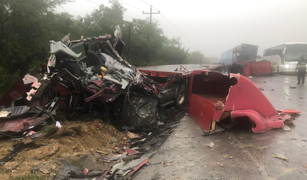 Tres muertos, el saldo de un choque entre trailers - Grupo Milenio