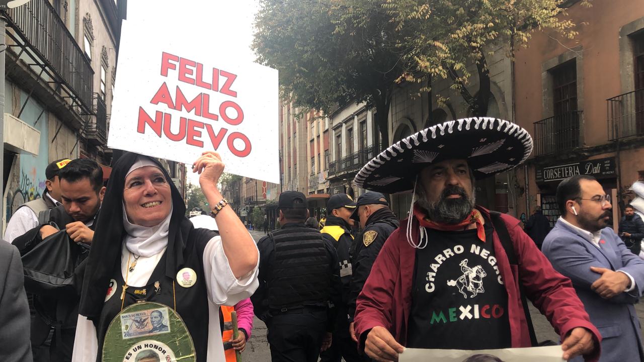 “Este es pueblo", gritan afuera del Congreso en toma de protesta de Sh ...