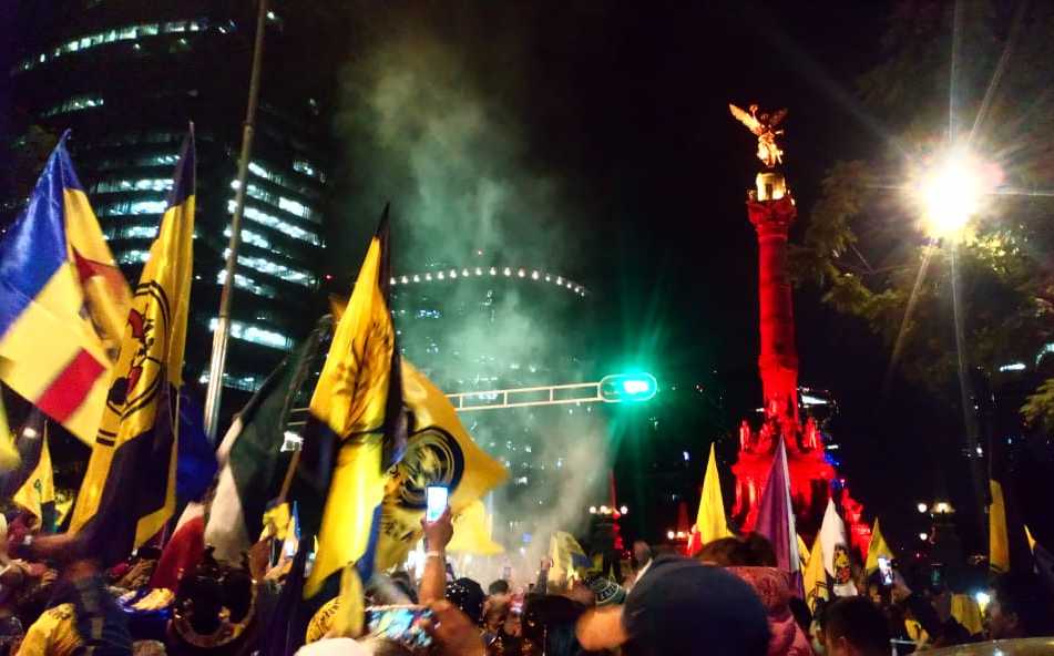 Con porras y banderas, americanistas celebran en el Ángel- Grupo Milenio
