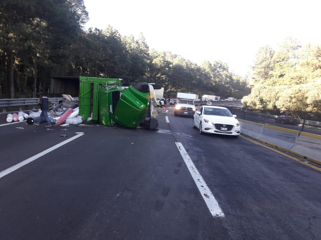 Vuelca tráiler con rollos de tela en la México-Puebla - Grupo Milenio