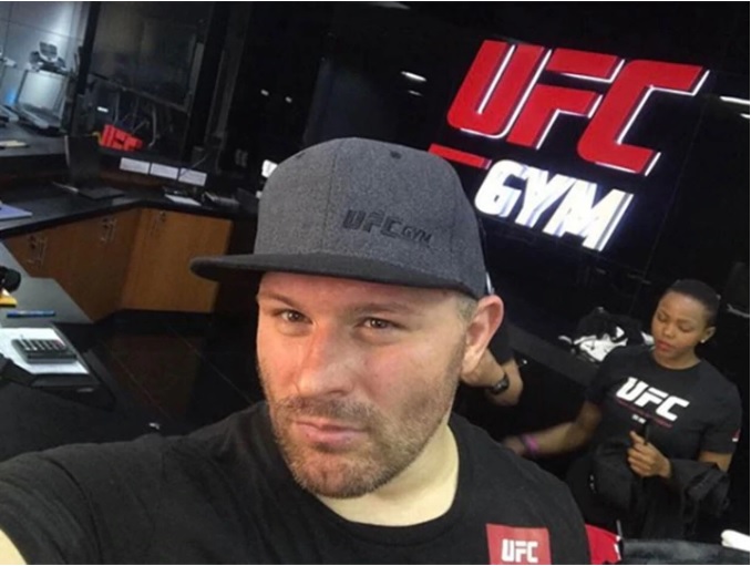 Ex luchador de UFC protege de agresión a mujer- Grupo Milenio