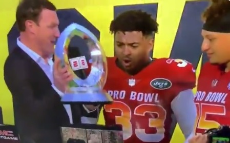 Trofeo del Pro Bowl 2019 se rompe al ser entregado - Grupo Milenio
