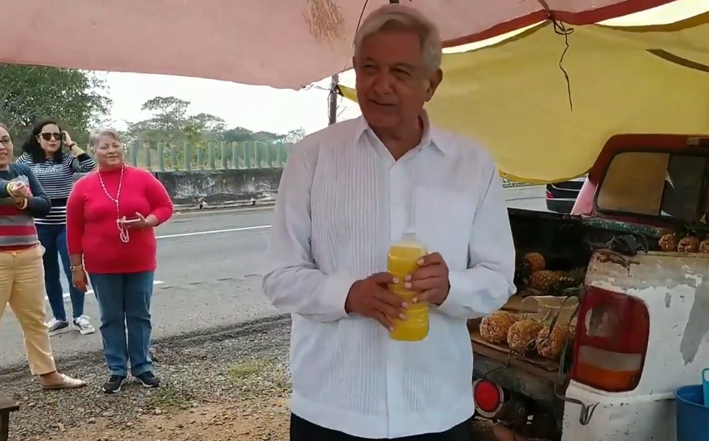 AMLO hace parada en Veracruz para tomar jugo de piña- Grupo Milenio