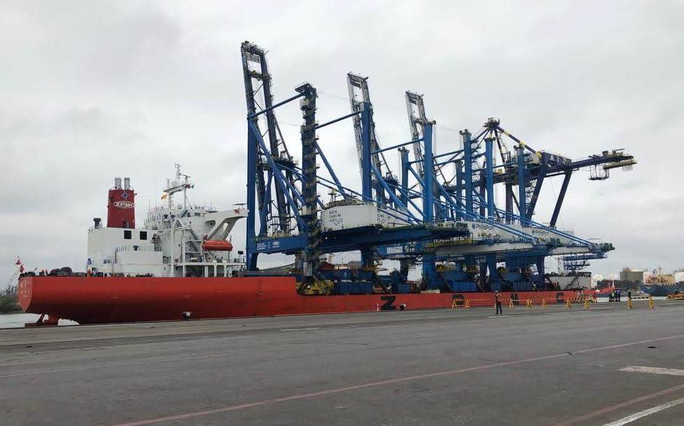 Arriba buque grúa Súper Post Panamax a puerto de Altamira - Grupo Milenio