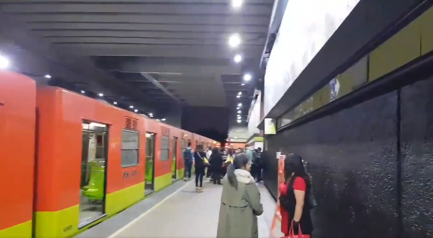 En Metro, cae persona en Copilco de la Línea 3- Grupo Milenio