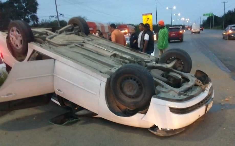 Auto sufre volcadura, cinco personas lesionadas- Grupo Milenio