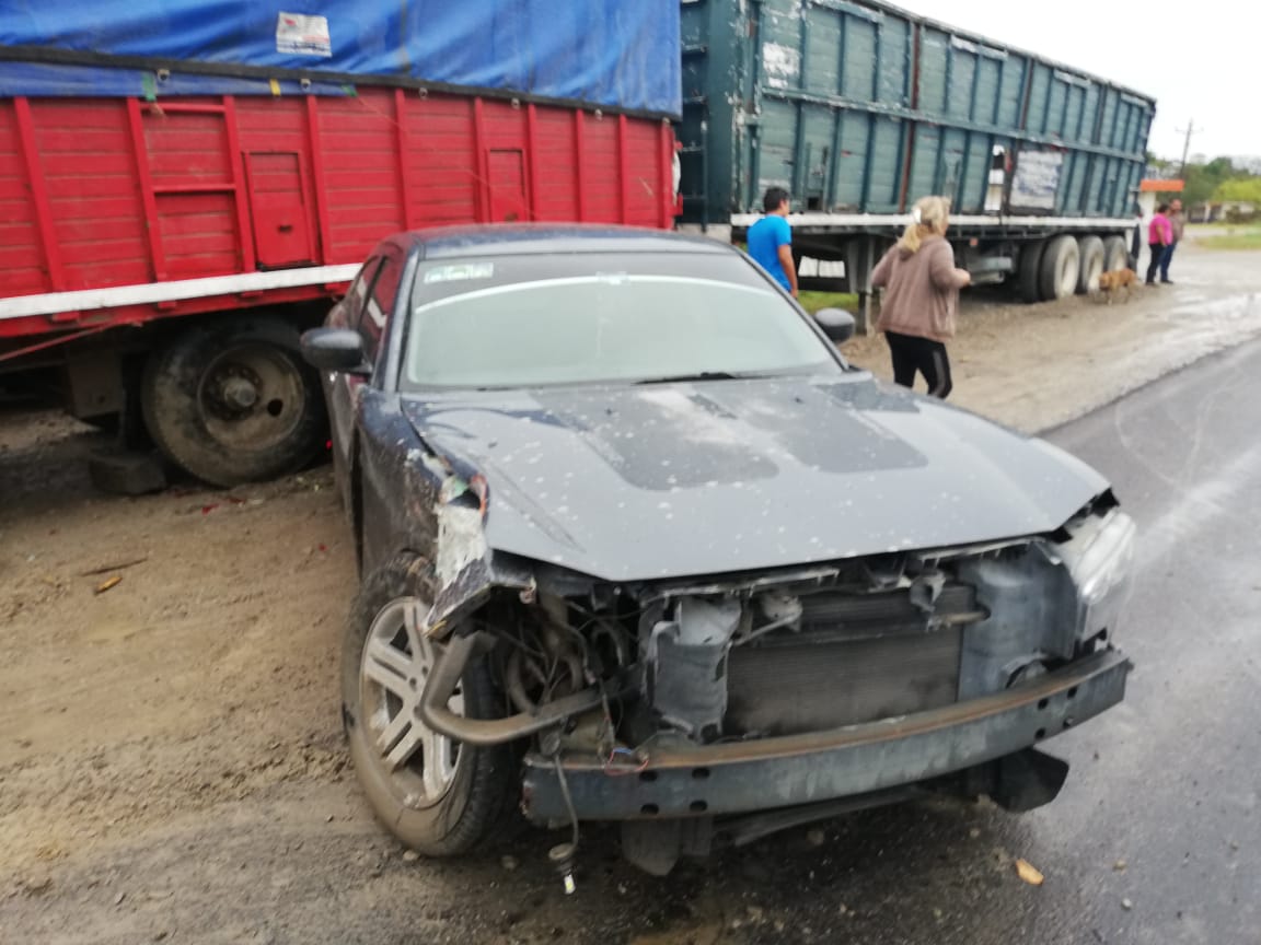 Auto choca contra tráiler estacionado - Grupo Milenio