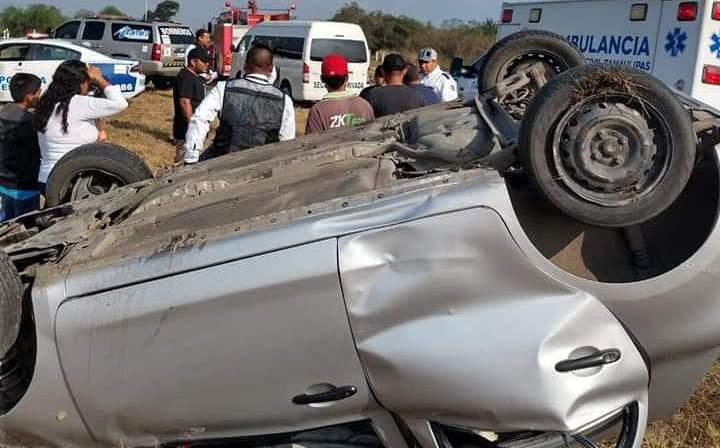 Auto sufre volcadura, dos personas lesionadas- Grupo Milenio