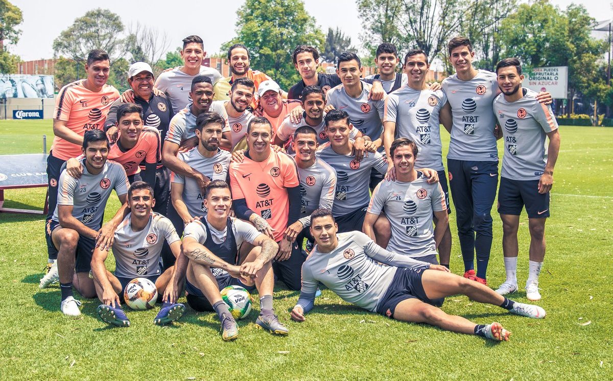 América: Aitor Cardoné de Club de Cuervos, se toma foto con jugadores ...