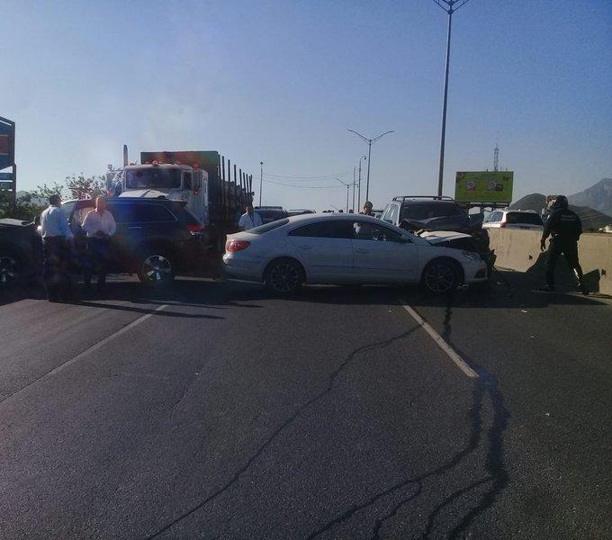 Choque múltiple en avenida Eugenio Garza Sada- Grupo Milenio