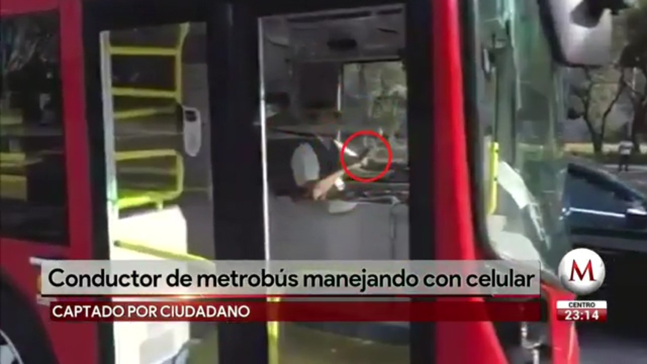 Conductor de metrobús manejando con celular - Grupo Milenio