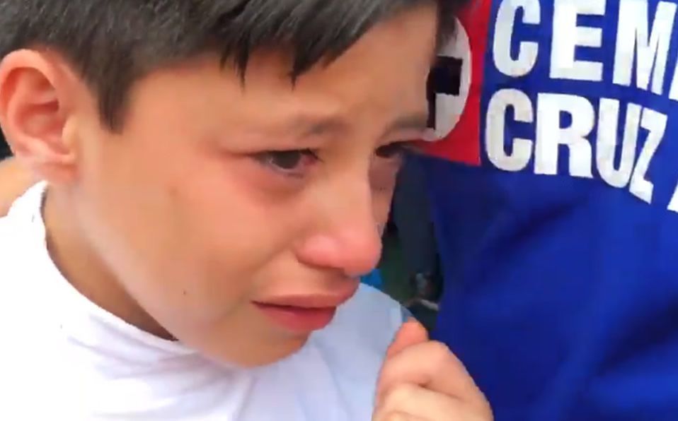Cruz Azul vs América: Niño llora tras ser excluido del protocolo- Grupo ...