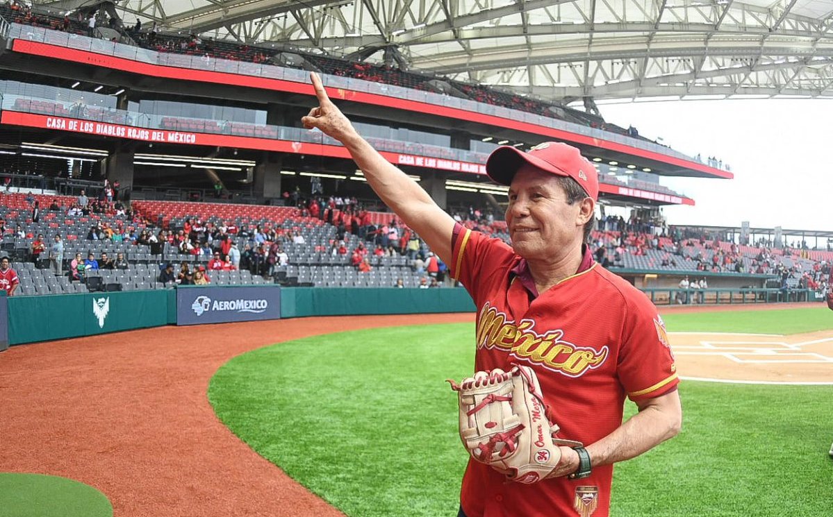 Julio César Chávez lanza primera pelota en 'Guerra Civil'- Grupo Milenio