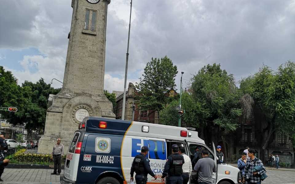 Hombre desnudo sube al monumento del reloj chino- Grupo Milenio