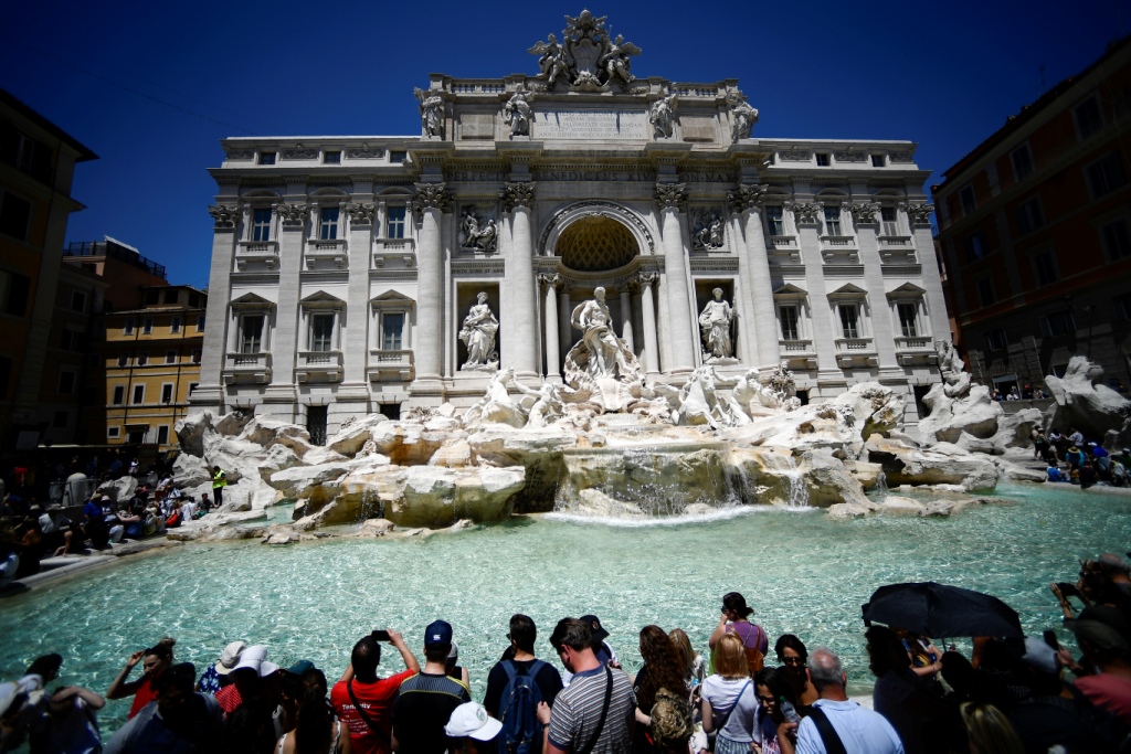 Mujer se mete a nadar en la Fontana di Trevi en Roma- Grupo Milenio
