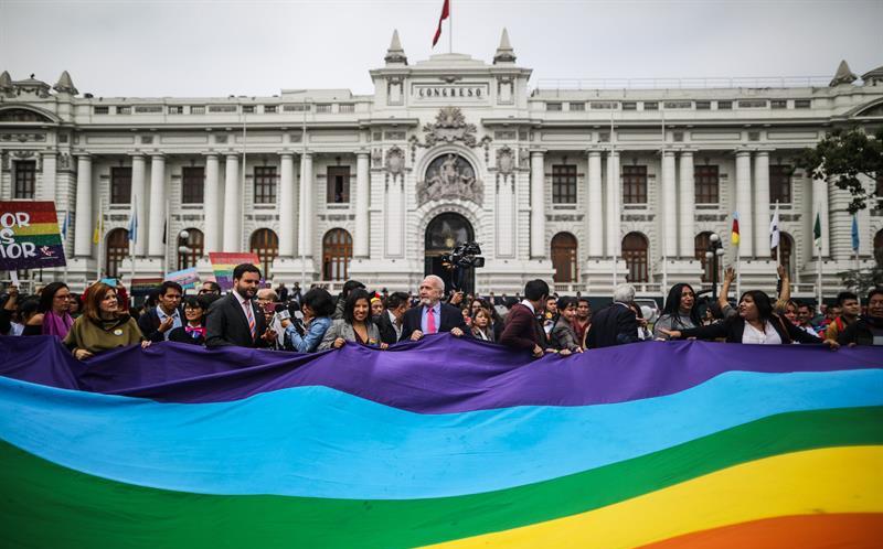 Perú: Comunidad LGBT protesta frente al congreso 4 décadas después ...