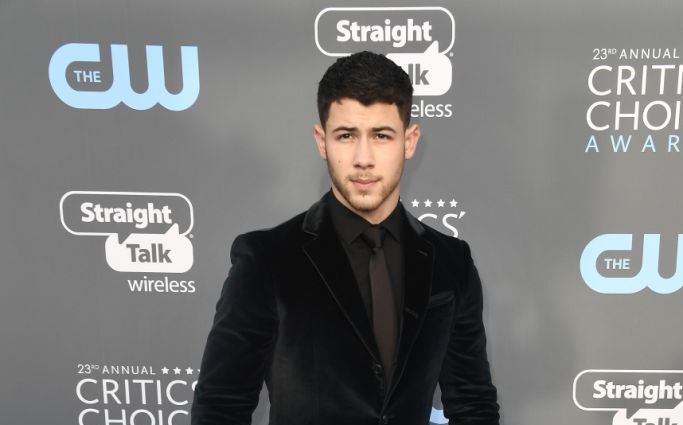 Nick Jonas recibe fuertes críticas en las redes sociales por fotos ...