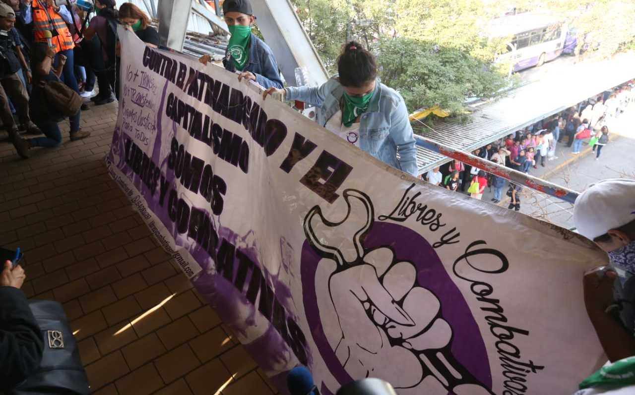 En Metro Constitución 1917, mujeres protestan por violencia- Grupo Milenio