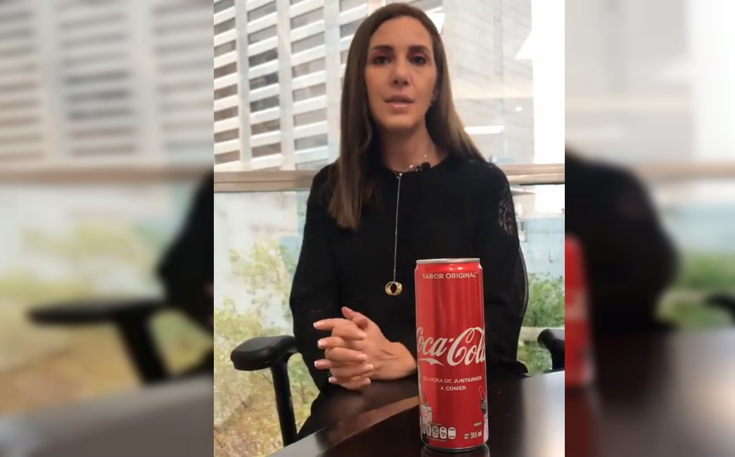 Lady Coca Cola: Quién es la mujer molesta con publicidad del refresco ...