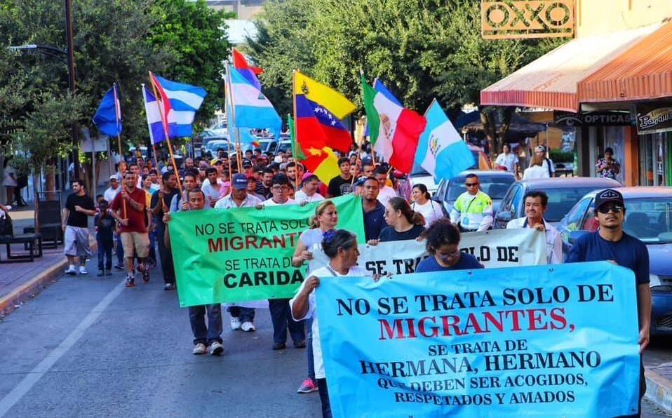 Migrantes marchan en Nuevo Laredo, piden a Dios lograr sueño americano ...
