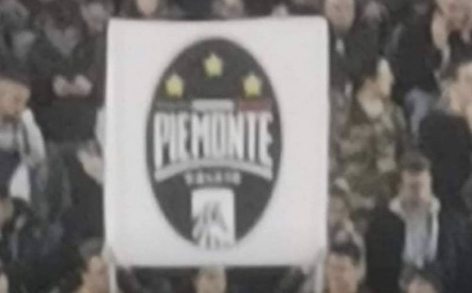 Aficionado lleva banner del Piemonte Calcio a partido de la Juventus ...
