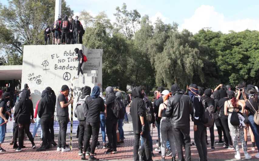 En Rectoría de UNAM, encapuchados quemaron Bandera, cuál es la sanción ...