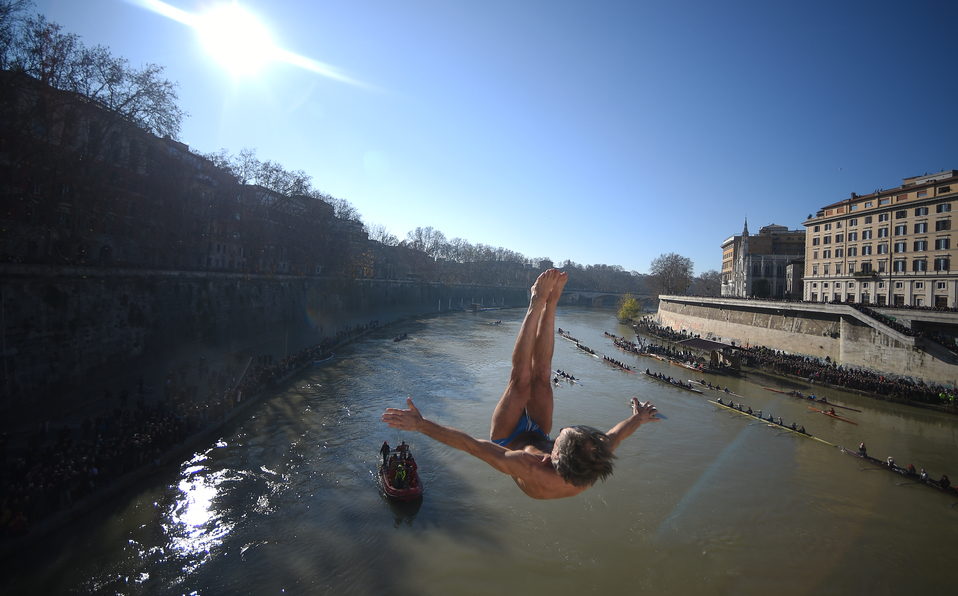 Roma: así fue el tradicional salto al río Tíber para recibir el 2020 ...