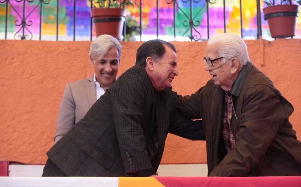 Rafael Báez presentó Mi verdad en los toros... memorias de un apoderad ...