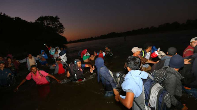 Migrantes cruzan a México a través de río Suchiate - Grupo Milenio