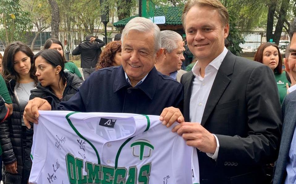 CEO de Heineken México regala a AMLO casaca de los Olmecas de Tabasco ...