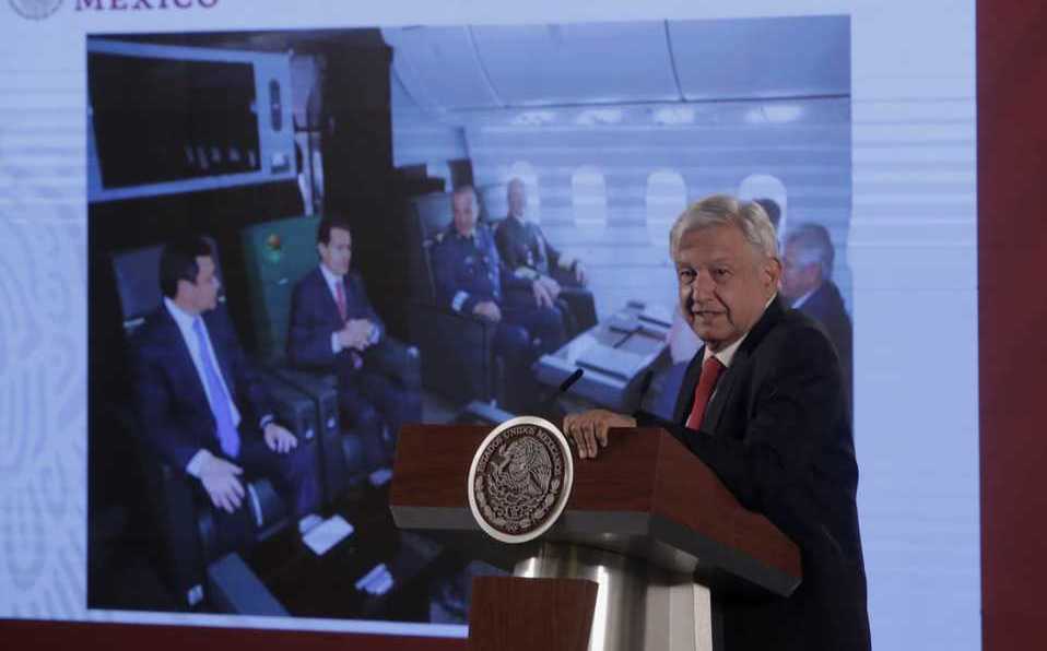 AMLO exhibe lujos de avión presidencial con foto de Enrique Peña Nieto ...