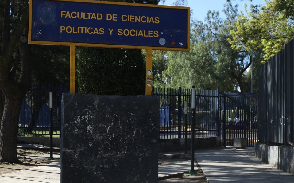 UNAM. Alumnas en paro 'tumban' página de la FCPyS- Grupo Milenio