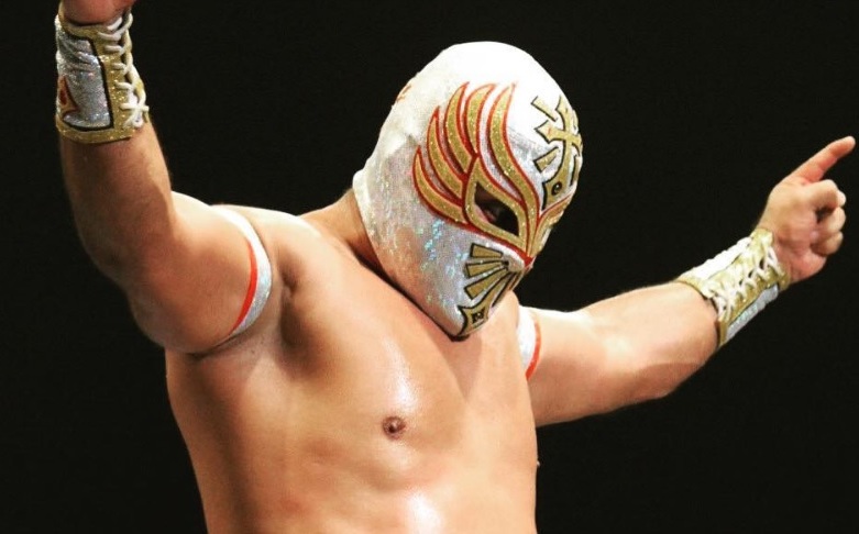 Carístico casi muestra su rostro en descuido con cubrebocas- Grupo Milenio