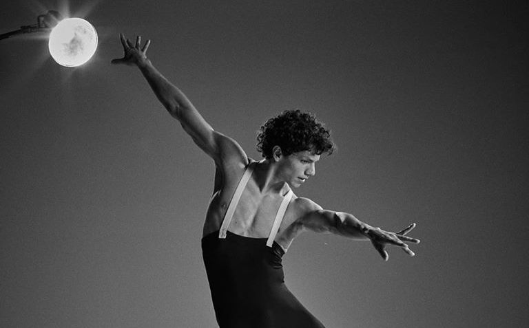 Isaac Hernández da clase de ballet en línea desde Londres- Grupo Milenio