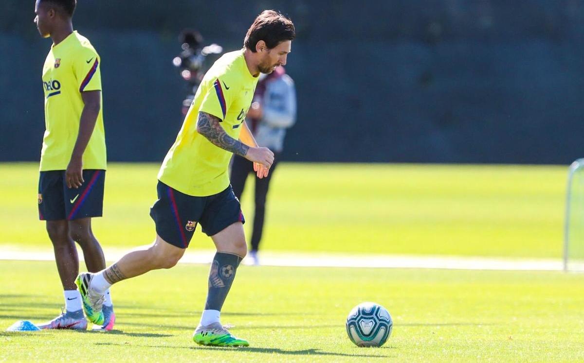 Lionel Messi anota increíble gol durante entrenamiento con Barcelona ...