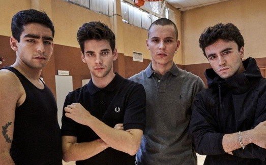 Omar Ayuso comparte sensuales fotos inéditas de los actores de 'Élite ...