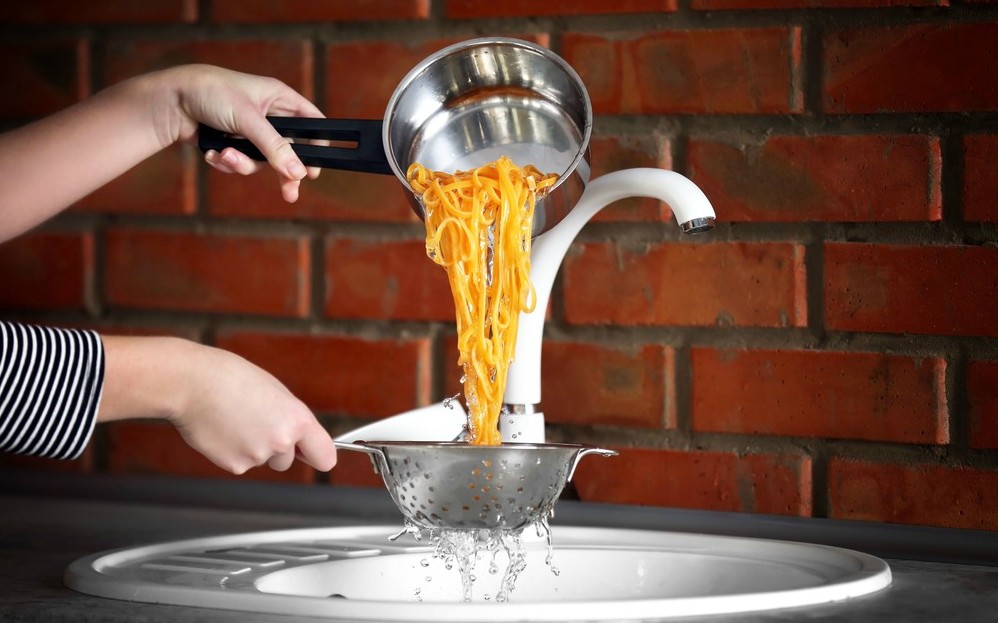 Pasta. Esta es la manera correcta de usar el colador al prepararla ...
