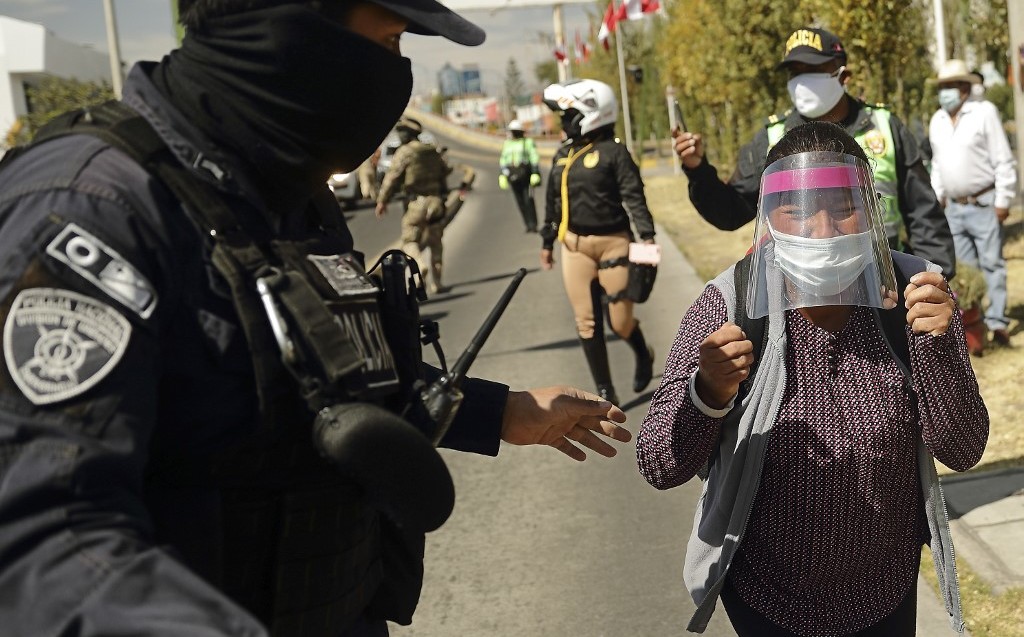 En Perú, mujer suplica al presidente ayuda para su esposo por covid-19 ...