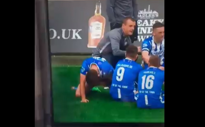 Jugador orina en el campo mientras su técnico le da instrucciones ...