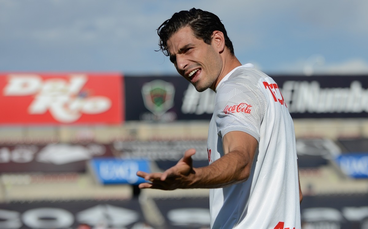 Pollo Briseño y su graciosa barrida en el Tigres vs Chivas- Grupo Milenio