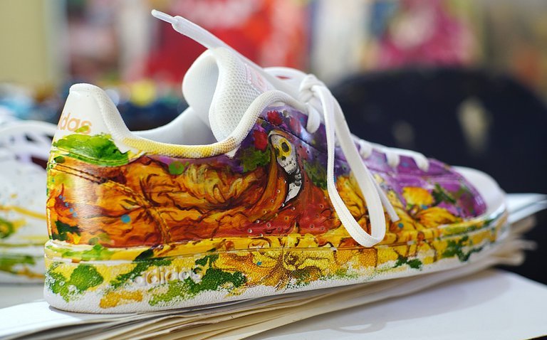 Artista oaxaqueña plasma en tenis diseños alusivos al Día de Muertos ...