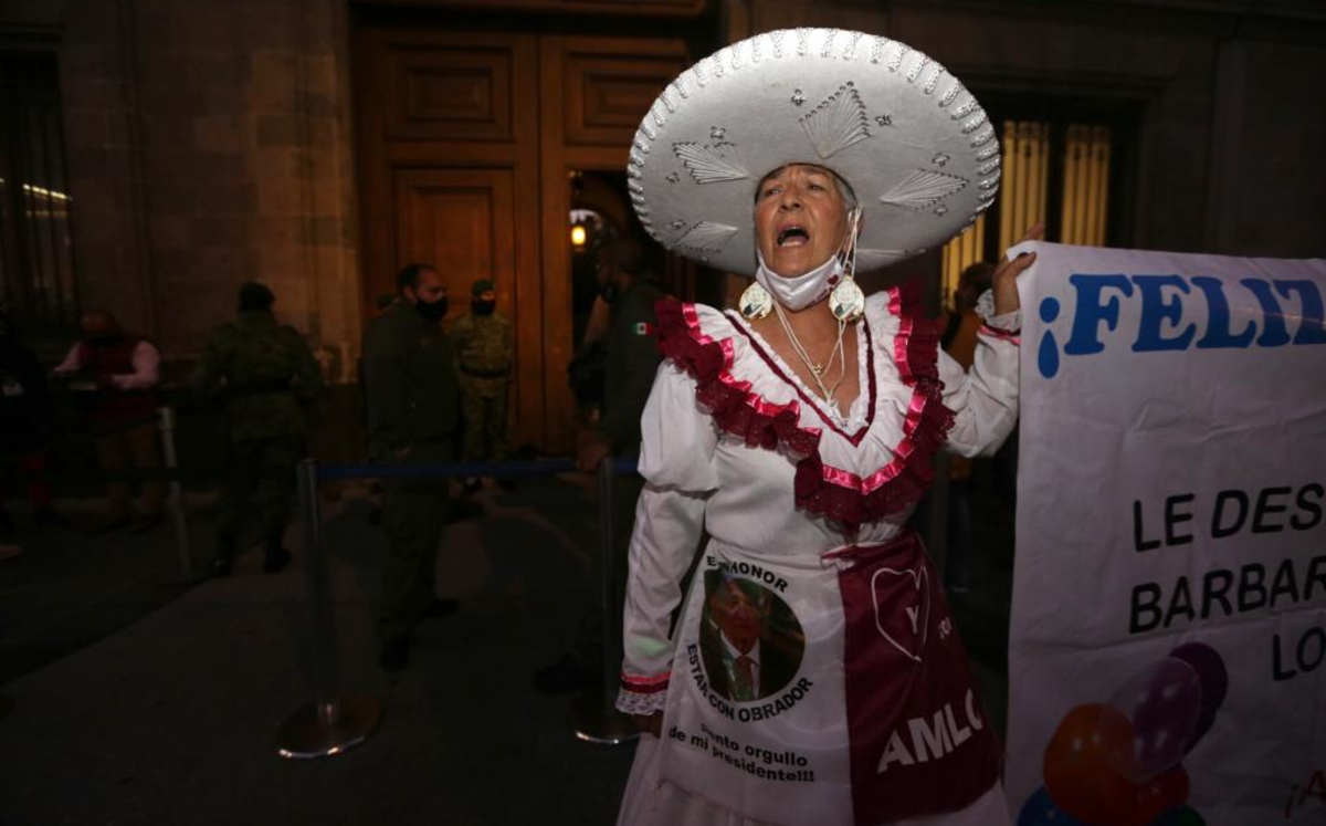 Llevan serenata a AMLO a Palacio Nacional por su cumpleaños 67 - Grupo Milenio
